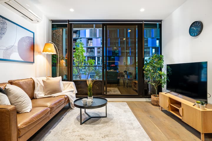 Modern 2br Apt • Balcony • Pool • Gym • Walkable - Southern Cross Railway Station, Docklands