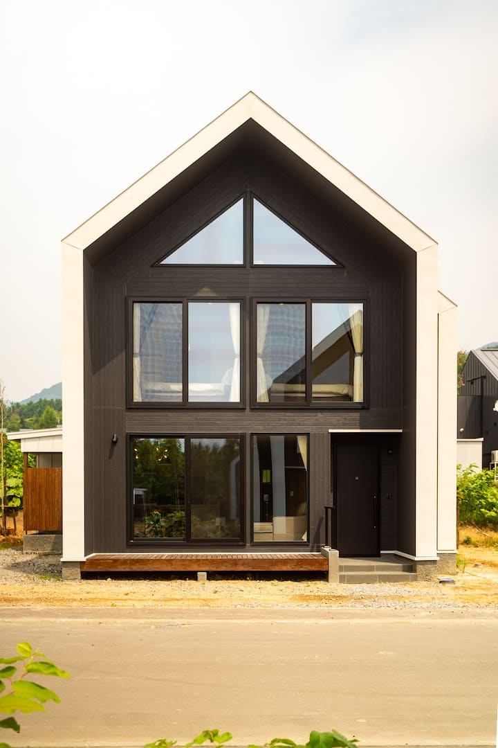 静寂の中で贅沢を味わうニセコの隠れ家｜露天風呂付き新築ヴィラ - Niseko