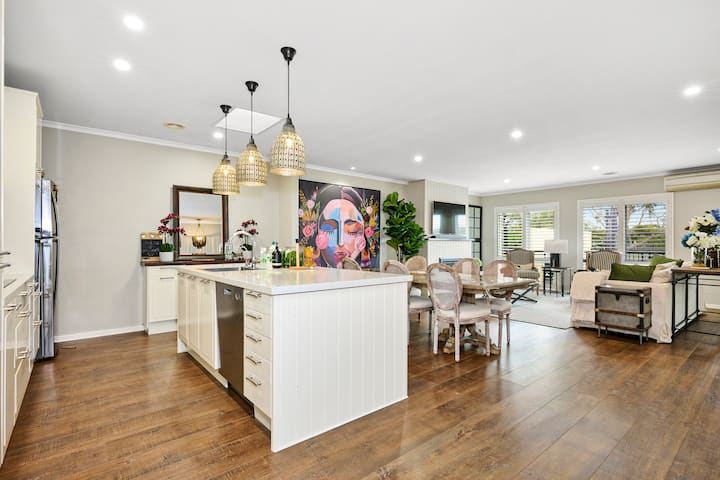Luxury Golf Course Retreat With Scenic Views - Point Cook
