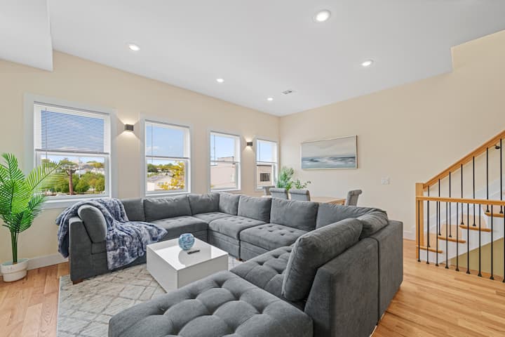 Epic Nyc Retreat | Sleeps 30 W/rooftop & Gameroom! - New York City, NY