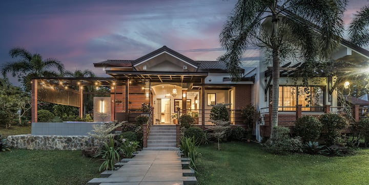 Stylish Villa For 12 | Pool • Patio • Full Kitchen - Magallanes