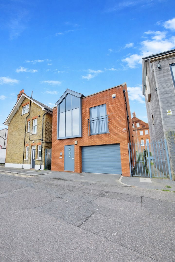 Entire Detached Town House - Southend-on-Sea