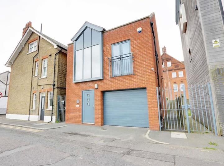 Entire Detached Town House - Southend-on-Sea