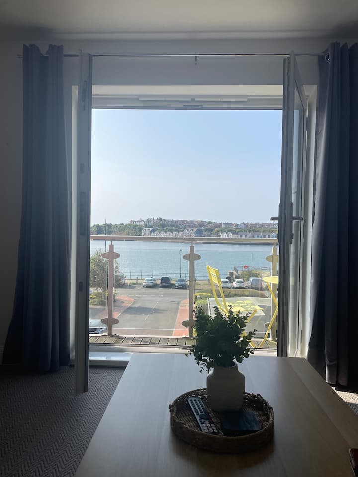 Channel View Apartment - Barry