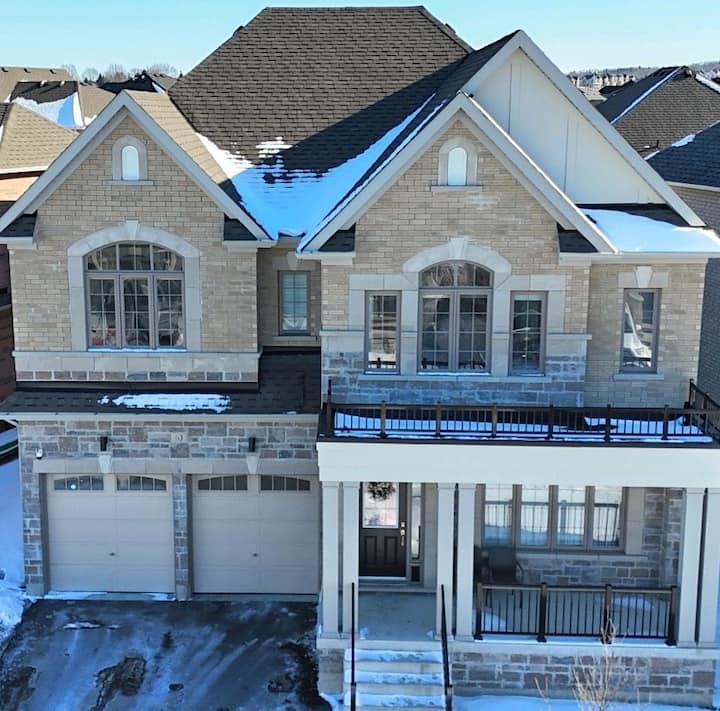 Large 4 Bdr Family Place - Newmarket