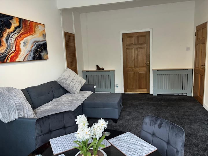 Spacious 3 Bed Modern Ground Floor Apartment - Edinburgh