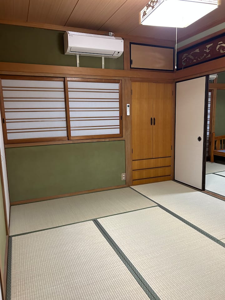 予約日が同じの人々と1階と2階で別れて泊まって交流できる最大6人宿泊可能な二階和室部屋 - Matsuyama