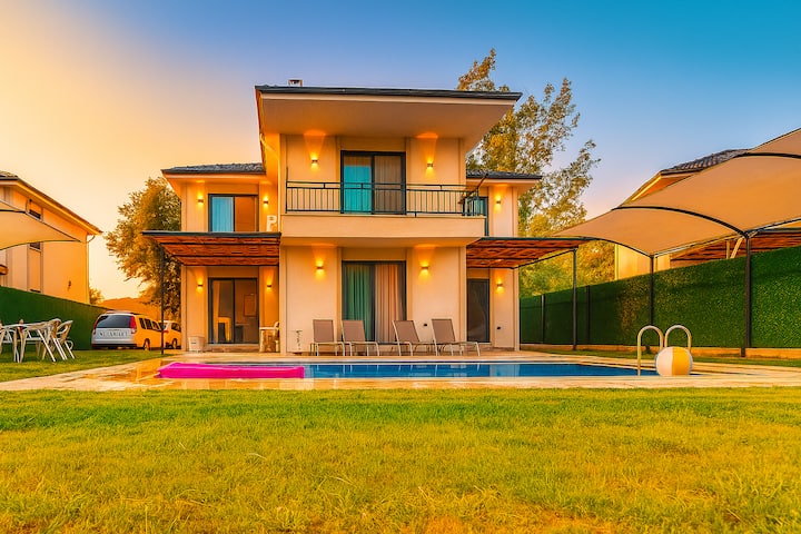 Villa Lena
Havuzlu 4+1 Tatil Villası - Кёйджегиз
