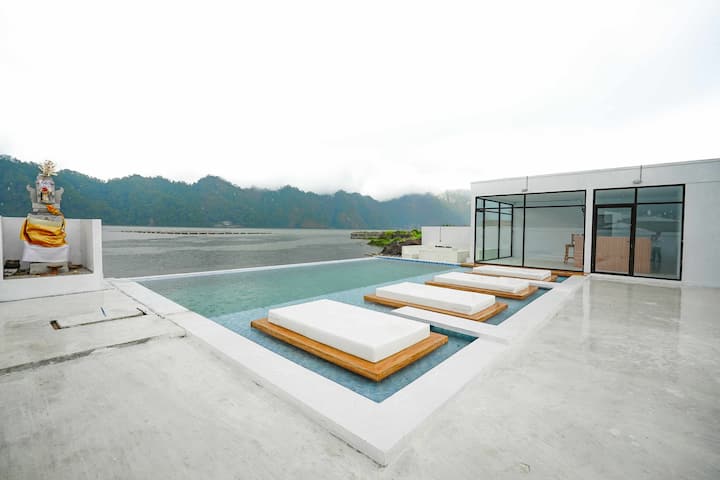 Villa Di Pinggir Danau - 