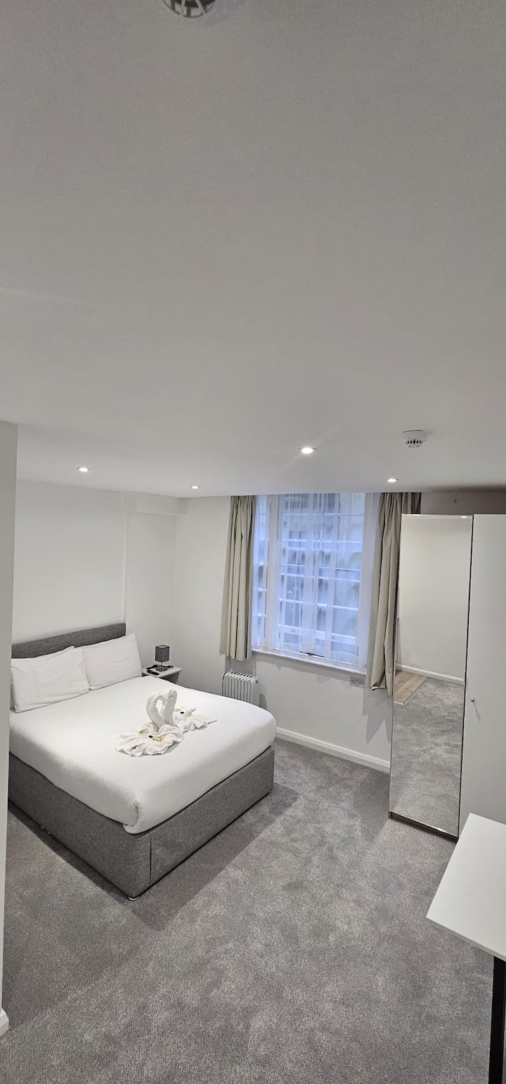 Smart & Aesthetic Double Studio Lower Ground Floor - London, UK