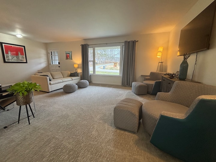 Stadium Stroll: Book For Iu Graduation | Sleeps 14 - Bloomington, IN