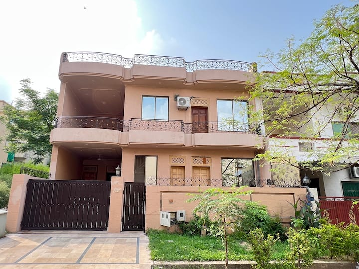 Grand Family House| 6br | 2 Lounges + Balcony |E11 - Islamabad