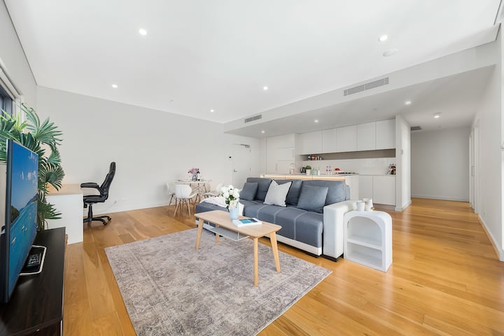 Elevated View Light Airy Retreat - Lane Cove National Park
