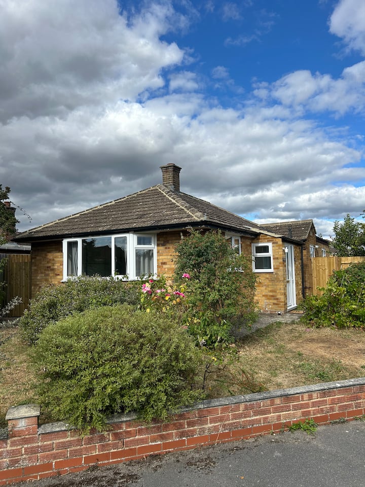 Wonderful Two Bedroom Bungalow - 牛津
