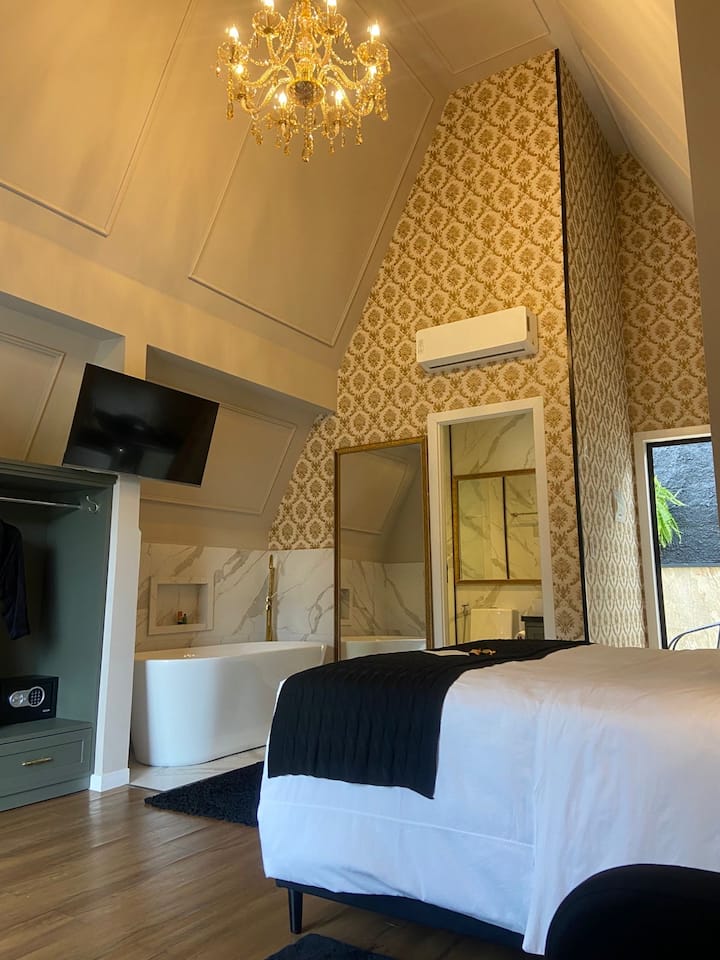 Chalé C/ Banheira Aquecida, Piscina, Alto Padrão - São Bento do Sul