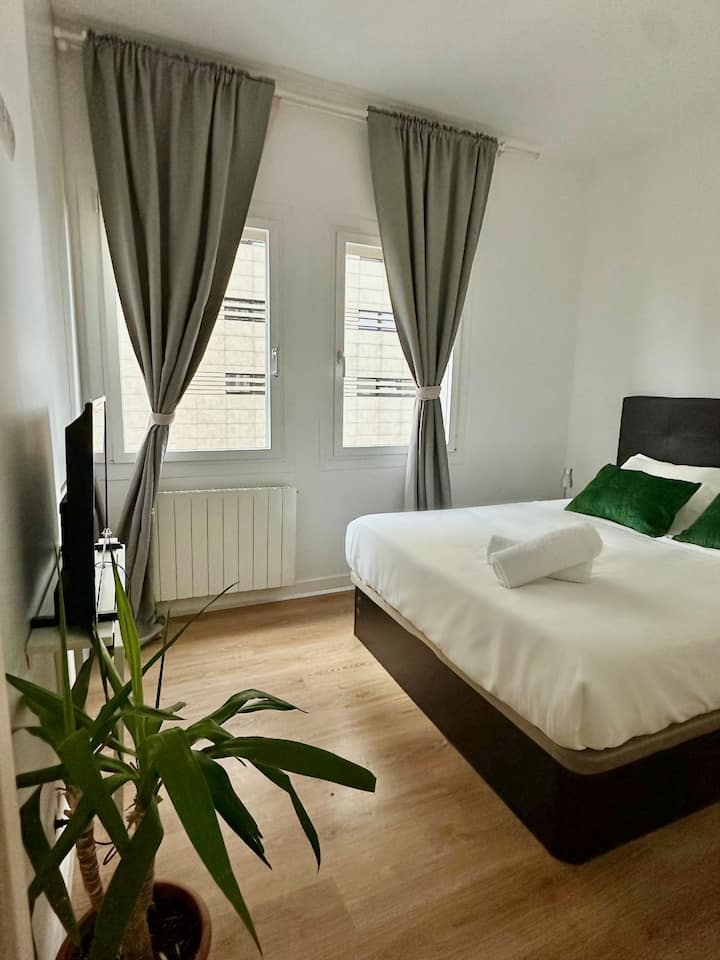 Modern 2 Bedroom Apartment Rambla, Great Location - Barcelona