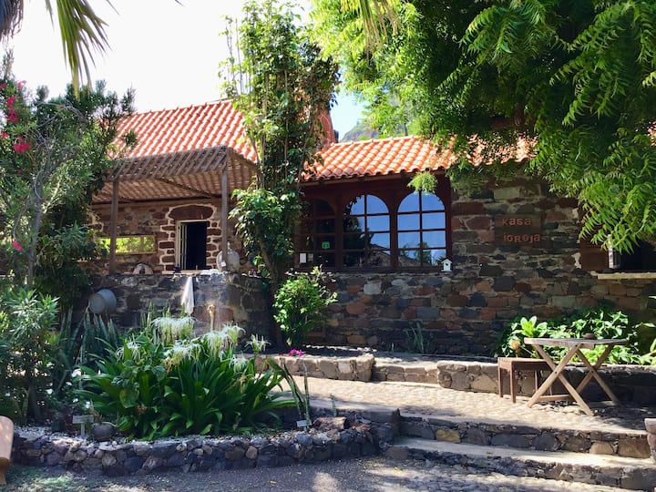 Maison En Pierre Et Piscine Sur Site Traditionnel - Kaapverdië
