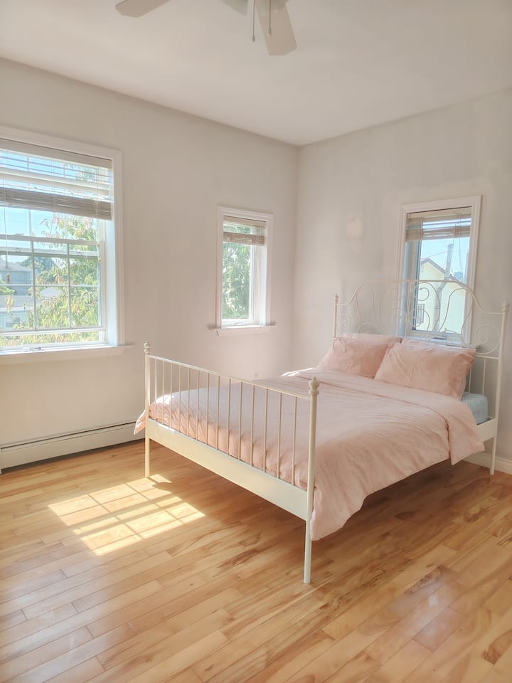 Sunny Room (2-a) - Nova Scotia