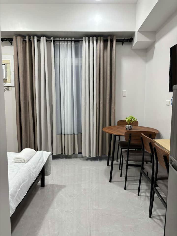 Chic Cebu Staycation - Studio Balcony Mivela T2 - Cebu City