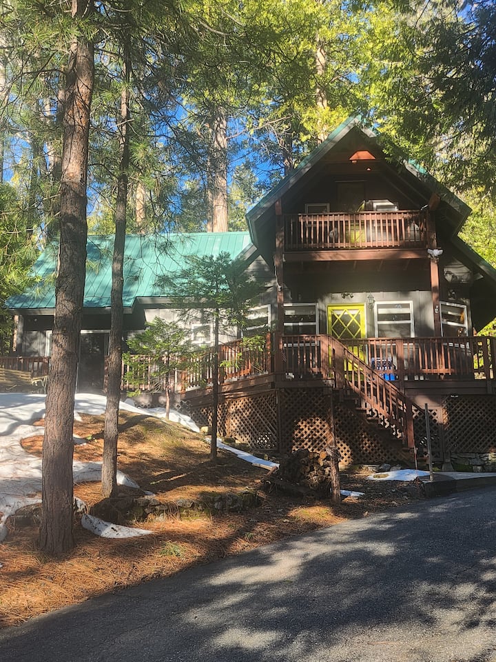 Perfect Location To
Hike, Walk To Town & Lake! - Shaver Lake, CA