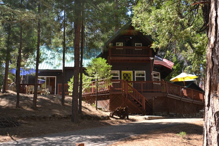 Perfect Location To
Hike, Walk To Town & Lake! - Shaver Lake, CA