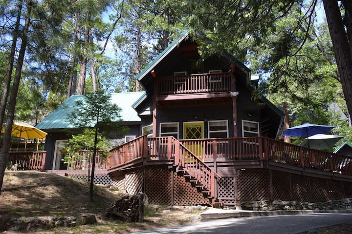 Perfect Location To
Hike, Walk To Town & Lake! - Shaver Lake, CA
