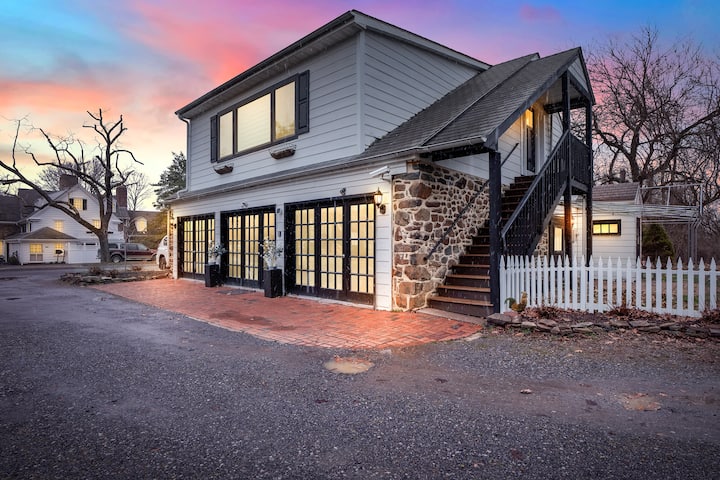 Secluded Carriage Haven Chimneyhill | Hottub Sauna - New Hope, PA
