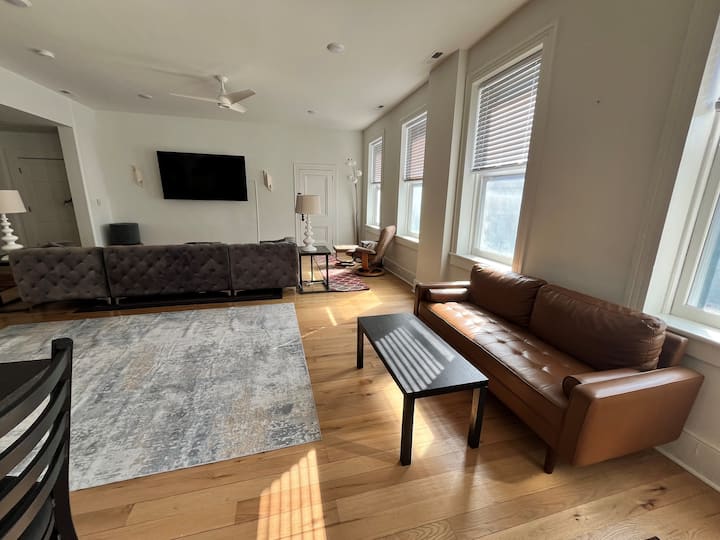 The Colorful Gem, 4bd/3fb Renovation Downtown! - Harrisonburg, VA