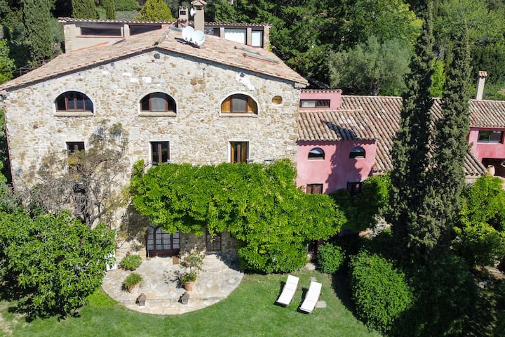 Can Serola. Hébergement Unique Avec 4 Suites. - Besalú