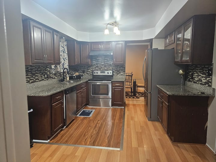 Family And Friends Cozy Home - Sterling Heights, MI