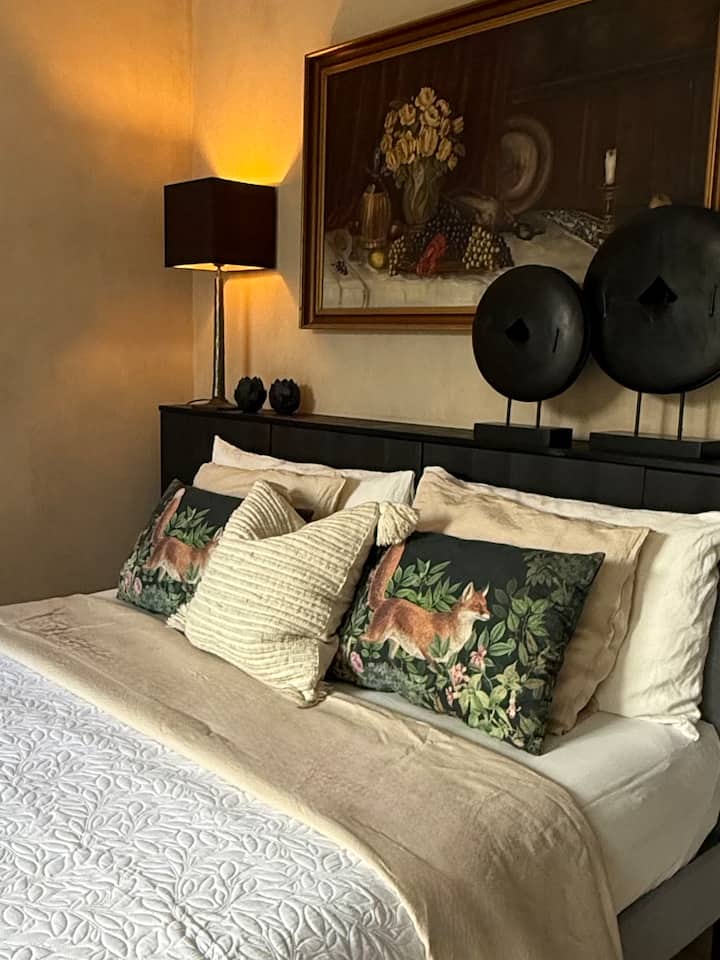 Elegant Room And Luxury Bathroom - 룬드