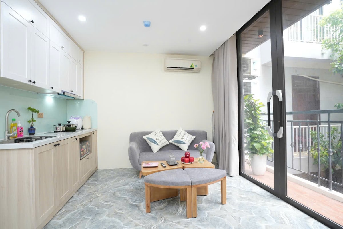 Bright 1BR Workspace & Big Balcony Tay Ho - Flats for Rent in Quận Tây ...