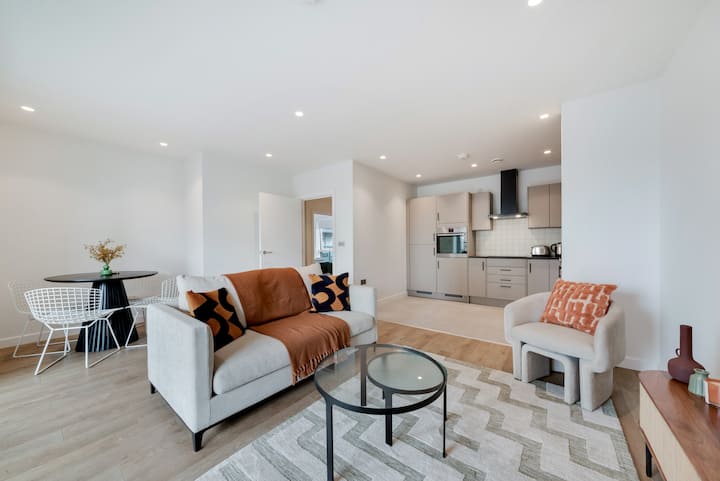 Modern Luxe In Canary: 2br Flat - Greenwich