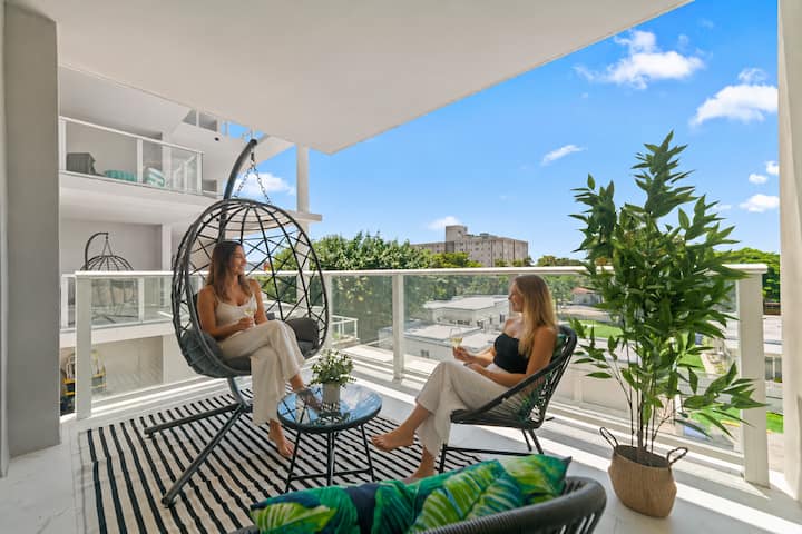 Hollywood Girls Trip|pool|gym|walk To Bars & Shops - Hollywood, FL