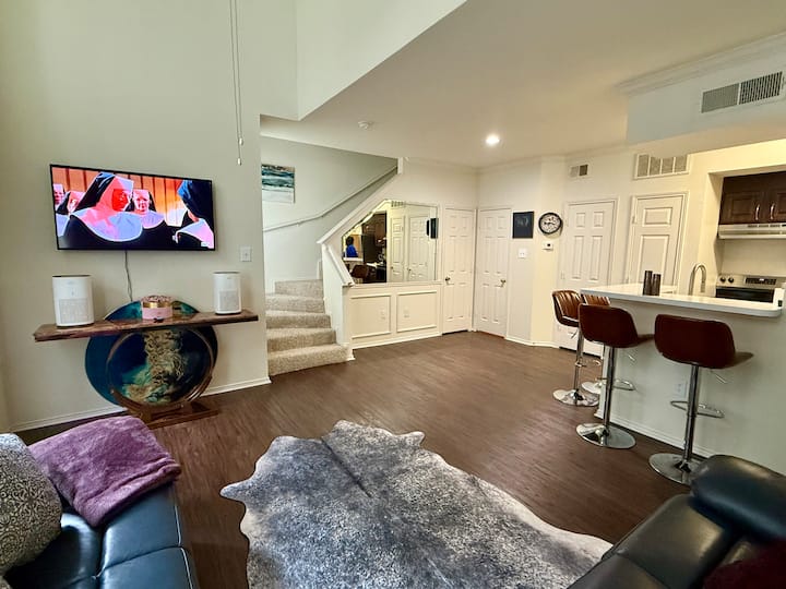 Two-story Loft Retreat - Carrollton, TX