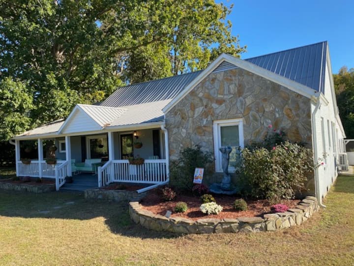 Fox Meadows Farm Retreat Pool, Ponds & Trail - Hyco Lake, NC