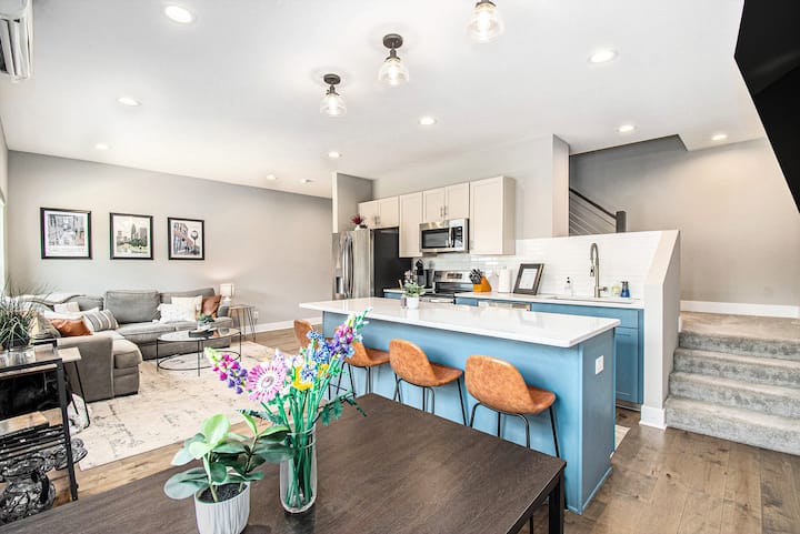 Midtown Omaha Escape | Luxury Comfort & Location - Omaha, NE