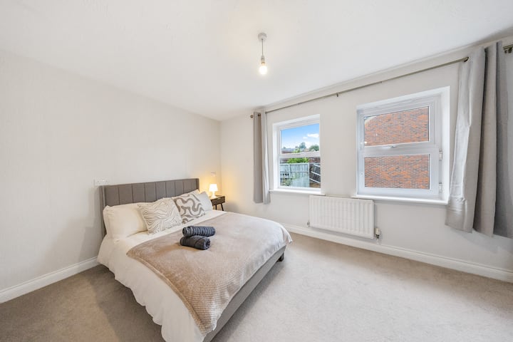 Cozy 2 Bed House With Driveway Parking & Garden - Chatham