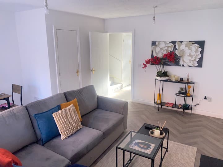 Cozy Two Bedroom House With Driveway & Garden - Chatham