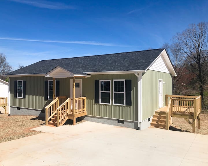 3br/2ba Stylish & Comfortable
3 Queen Beds - Hickory, NC