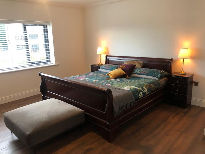 Super King Bed Private Ensuite - Loughrea
