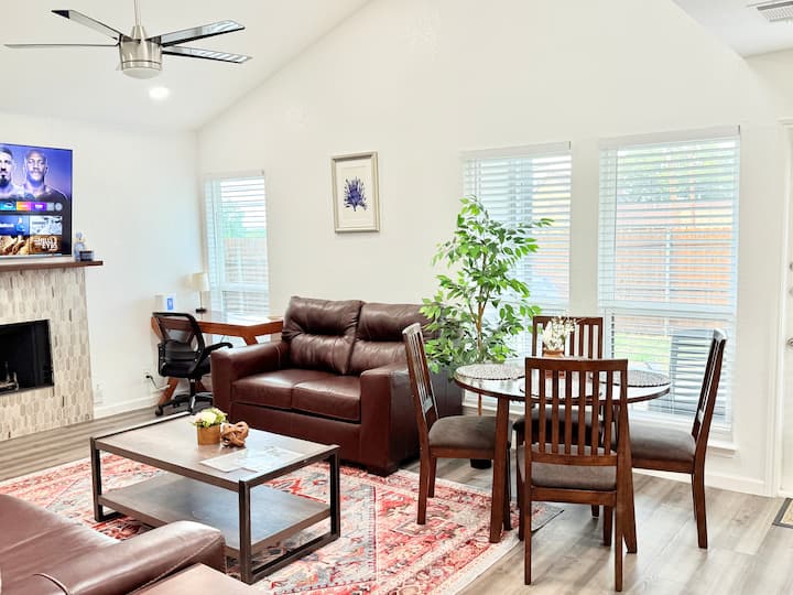 Arlington Entertainment District Home Purple Door - Arlington, TX