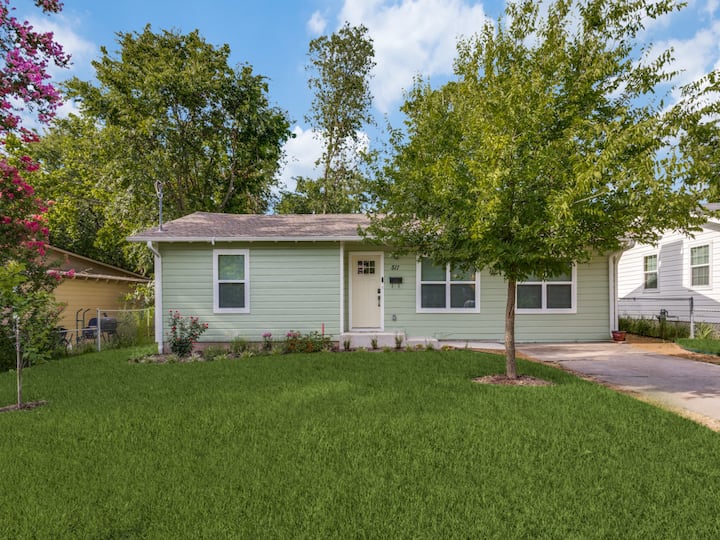 Downtown Midcentury Cottage - 매키니