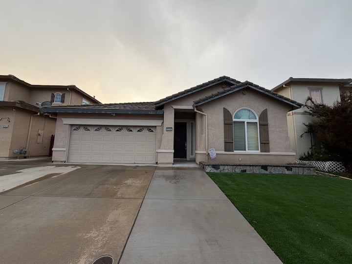 Cozy Stay In Quiet Vineyard Neighborhood - Sacramento, CA