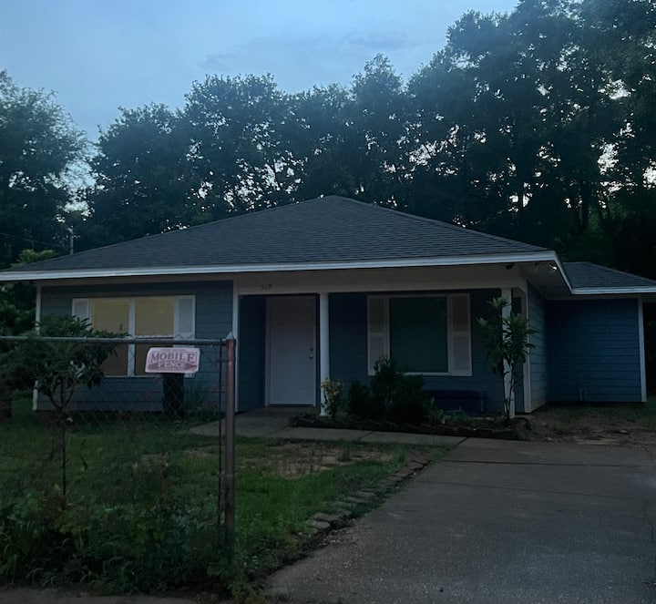 Modern 4-bedroom Retreat! - Mobile, AL