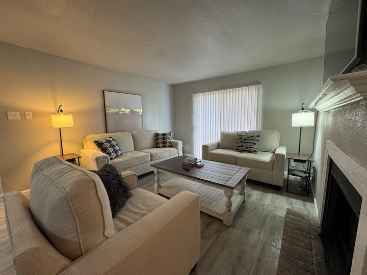 Cozy Stay In Beaumont’s Westend 2br Sleeps 6! - Beaumont, TX