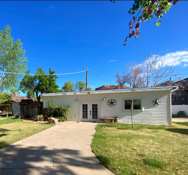 Grammie’s Retreat: 3 Homes Near Bryce, Zion & Lake - Kanab, UT