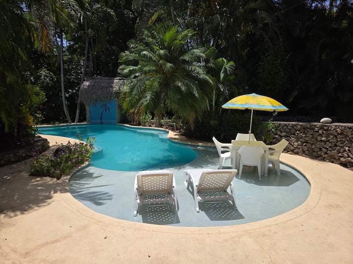 Poolside 2br/2ba Jungle Retreat - Utila
