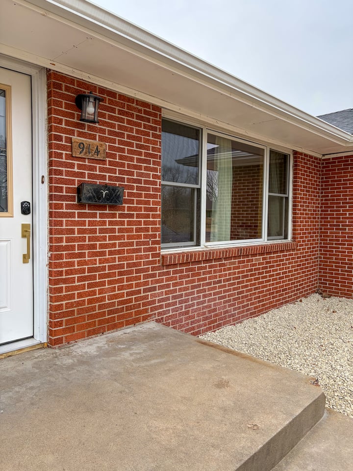 The Brick And Blue Haven Retreat - Bavaria, KS