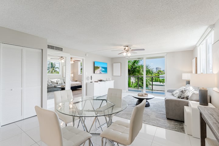 Across From Beach | Balcony • Pool • Parking • 2br - Boca Ratón, FL